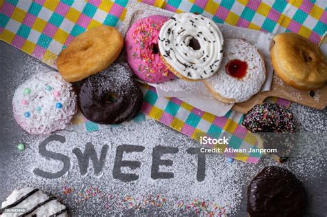 콘크리트 테이블에 나무 트레이에 초콜릿 유약과 딸기 유약 도넛 다양에 대한 스톡 사진 및 기타 이미지 다양 도넛 딸기 Istock