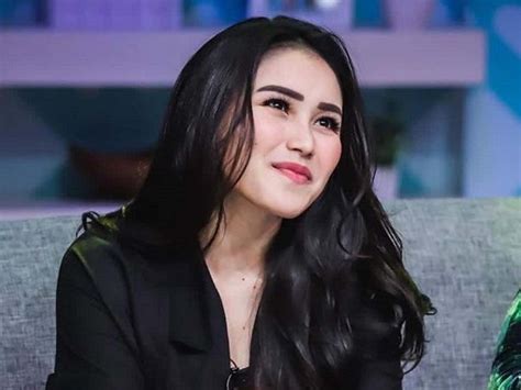 Ayu Ting Ting Unggah Foto Test Pack Positif Hamil Tagar