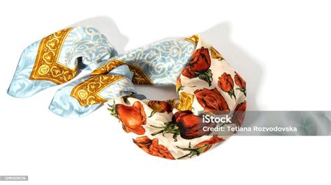 흰색 배경에 아름답게 접힌 붉은 장미와 자연 실크로 만든 밝은 세련된 밝은 파란색 스카프 머리 스카프에 대한 스톡 사진 및 기타 이미지 머리 스카프 스카프 비단