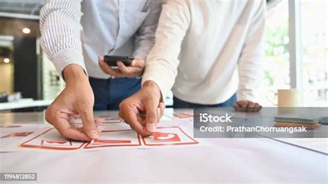 앱 개발자 ux ui 모바일 응용 프로그램에 종이 모델로 설계 준비 클로즈업 샷 2명에 대한 스톡 사진 및 기타 이미지 2명