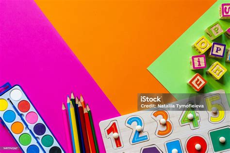 형형색색의 종이에 나무 장난감을 던진다 교육용 장난감 블록 피라미드 연필 숫자 유치원 유치원 또는 탁아소용 장난감 텍스트를 위한 공간을 복사합니다 평면도 0명에 대한 스톡