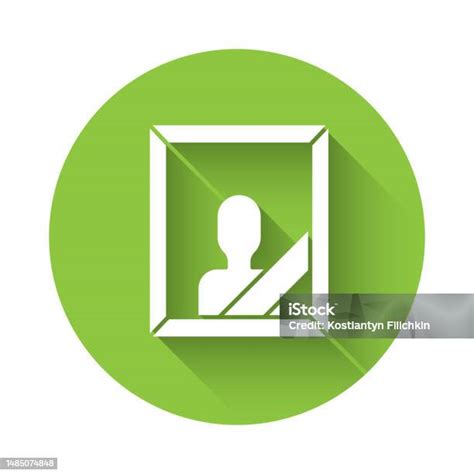 긴 그림자로 격리 된 검은 색 리본 아이콘이있는 흰색 애도 사진 프레임입니다 장례식 및 애도 카드 레이아웃 녹색 원 버튼입니다