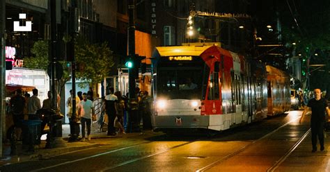 기차가 선로를 따라 이동합니다 사진 Unsplash의 무료 İ스탄불 이미지