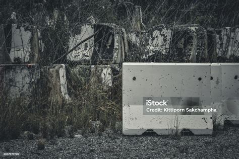 부서진 콘크리트 장벽 블록로드 폐허는 어두운 톤의 영화 같은 배경을 배경으로 버려진 폐차장에 높이 쌓여 있습니다 가장자리에 대한 스톡 사진 및 기타 이미지 Istock