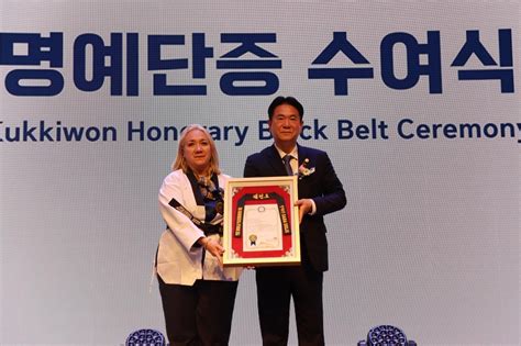 국기원 페루 등 3개국 대사에게 태권도 명예단증 수여