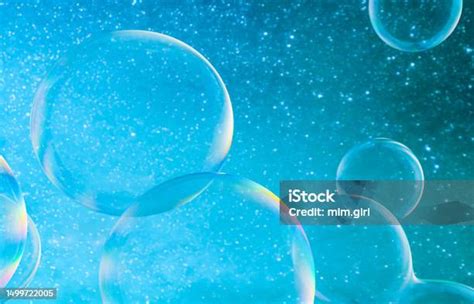 하늘 배경에 떠 있는 홀로그램 비눗방울이 있는 추상 3d 아트 유동체 액체 얼룩 0명에 대한 스톡 사진 및 기타 이미지 0명