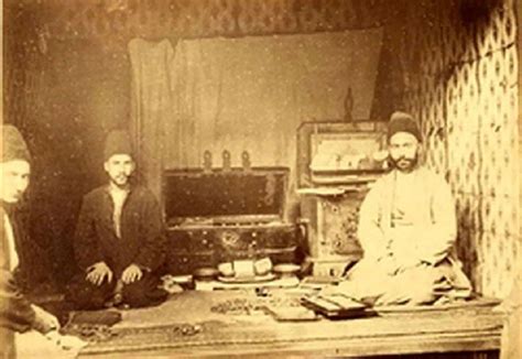 یک حجره زرگری و طلا فروشی در بازار تهران، سال ۱۳۰۲ عکس