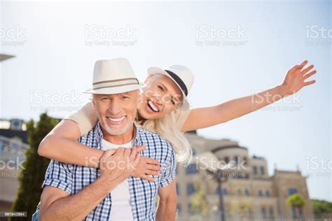 여행 관광 여행 여행 여행 개념입니다 펑키 현대 몇 밀 짚 모자에 밖에 서 시간을 함께 즐기고 제기 팔으로 다시 아름 다운 여자에 들고 잘생긴 남자의 초상화 중장년에 대한