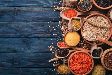 가루와 곡물의 집합입니다 메 밀 렌즈콩 쌀 기장 보 리 옥수수 검정 쌀 에 푸른 나무 배경 최고의 볼 수 있습니다 공간에 복사 합니다 0명에 대한 스톡 사진 및 기타 이미지