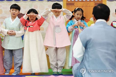 세배하는 어린이들 연합뉴스