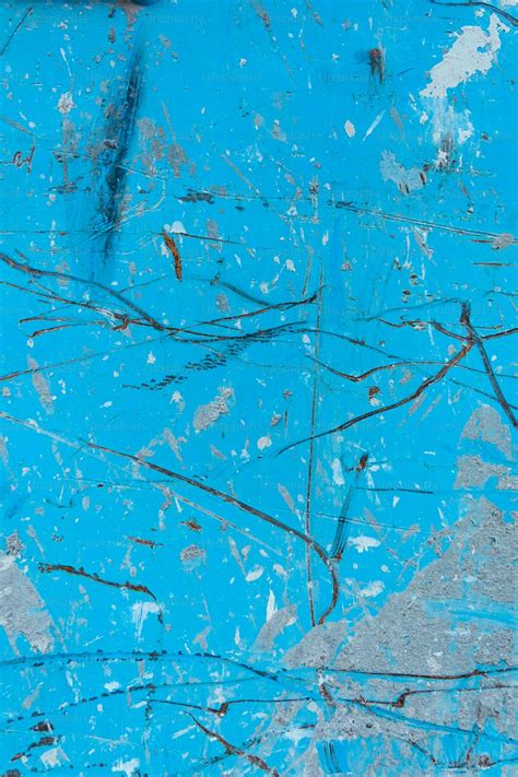 시계가 있는 파란색 벽의 클로즈업 사진 Unsplash의 페인트 튄 자국 이미지