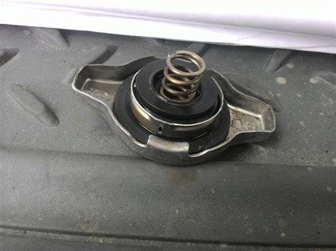 Крышка радиаотра — Toyota Mark II Qualis, 2,2 л, 2000 года | поломка ...