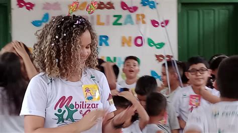 Crianças E Adolescentes Se Divertem No Bloquinho Da Proteção Promovido