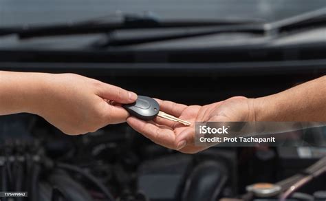 그것을 수리하는 자동차 엔진 배경에 자동차 엔진 수리에 자동차 키를주는 고객의 손을 닫습니다 유지 보수 차량 정비 및 자동차의 개념 개념에 대한 스톡 사진 및 기타 이미지