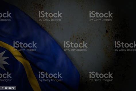 텍스트에 대한 빈 장소와 녹슨 금속에 큰 주름나우루어 플래그의 좋은 어두운 이미지 어떤 행사 플래그 3d 그림 3차원 형태에