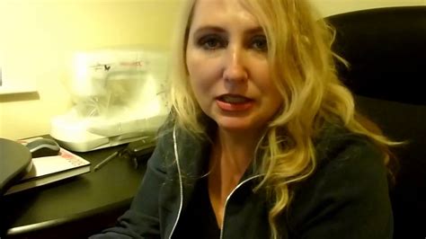 ПОДГОТОВКА К ФЕЛЬЦИВАНИЮ НА МАШИНКЕ MERRYLOCK I РЕЖУ ОДЕЖДУ - YouTube