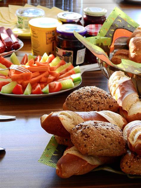 무료 이미지 요리 생기게 하다 아침 식사 빵 굽기 간식 먹다 고기 점심 치즈 토마토 소시지 영양물 섭취 야채 공식 만찬 오이 롤 식사하다