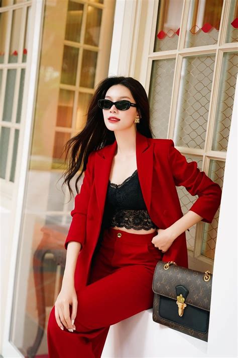 Ruby Suit Biểu Tượng Của Phong Cách Hiện Đại Và Đầy Năng Lượng Camellia