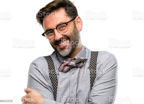 중 년 남자 수염과 나비 넥타이 자신감과 큰 자연 행복 미소 웃음 자연 식 긍정적인 감정 표현에 대한 스톡 사진 및 기타 이미지 긍정적인 감정 표현 나비 넥타이 남성