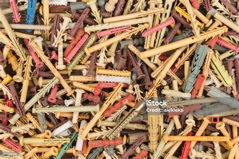 착 색 된 플라스틱은 못 핀 또는 벽 플러그입니다 못손톱 배경입니다 벽에 대한 스톡 사진 및 기타 이미지 벽 0명 가정용 시설 Istock