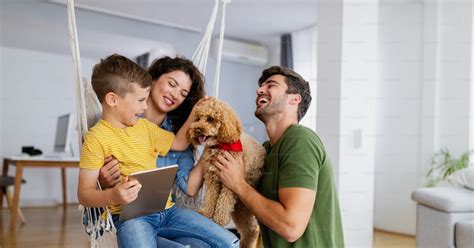 행복한 가족은 함께 시간을 보내고 집에서 즐거운 시간을 보냅니다 사람 행복 개념 사진 Unsplash의 가족 이미지