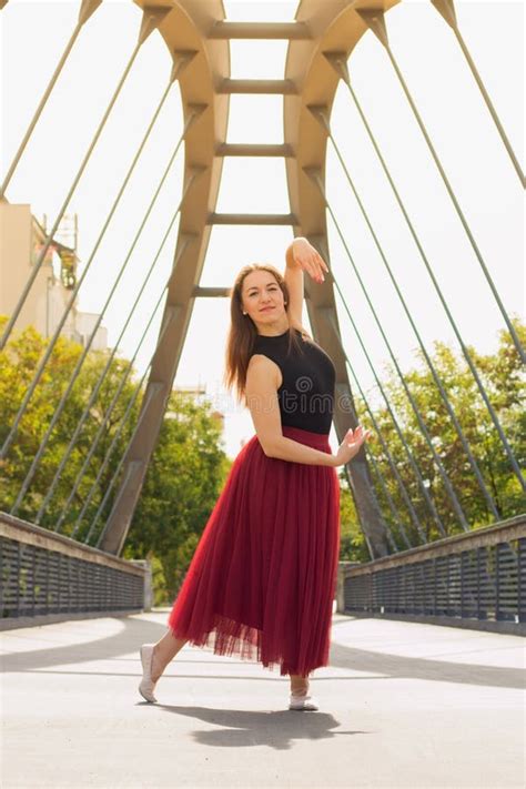 Jonge Slanke Vrouw Met Het Lange Bruine Haar Dansen Stock Afbeelding
