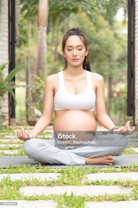 공원에서 휴식을 취하는 아름다운 아시아 임산부 아기를위한 올바른 선택 임신 한 여자는 자연에서 명상을 30 34세에 대한 스톡 사진 및 기타 이미지 Istock