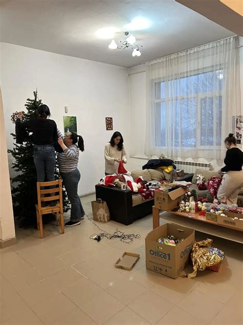 Коледни чудеса за самотни деца