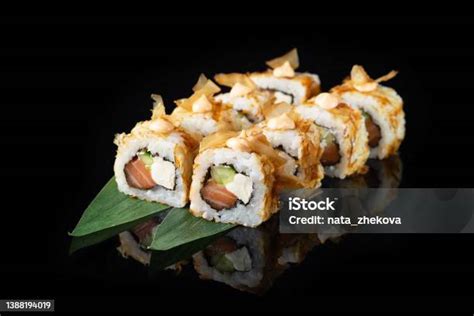 전통적인 맛있는 신선한 스시 롤은 반사와 검은 배경에 설정 쌀 노리 크림 치즈 토비코 캐비어 아보카도와 함께 스시 롤 초밥 메뉴 일본 부엌 아시아 음식 군함마키에 대한 스톡