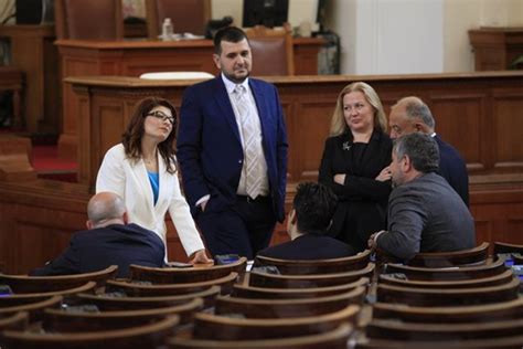 Вижте кой с кого си говори в парламента Снимки