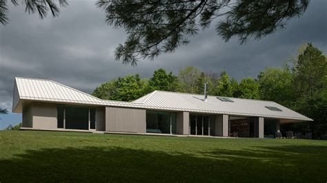 Superkül Utilises Exaggerated Roof For Ridge House In Ontario