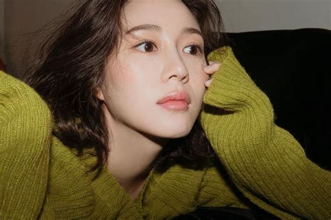 Intip 5 Potret Menawan Lee Da In Pacar Baru Lee Seung Gi Yang Kerap Tampil Natural Beauty Journal