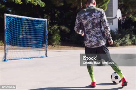 빈 골로 공을 걷어 차는 축구 선수 20 24세에 대한 스톡 사진 및 기타 이미지 20 24세 건강한 생활방식 결심