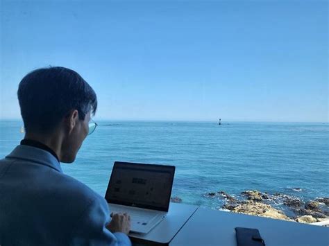 해운대선 근무시간에 ‘바다멍 일하면서 노는 맛”