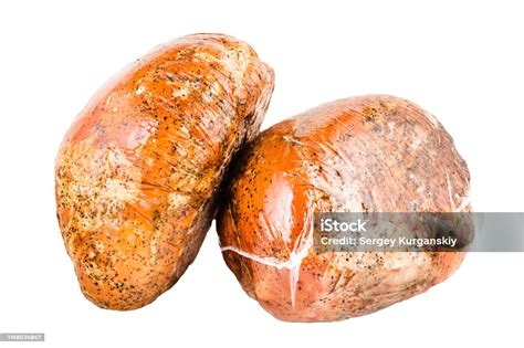 훈제 삶은 고기의 반원형 조각 분홍색 달콤한 향신료와 지방의 층 아름 다운 섬유 구조 흰색 배경에 고립 된 포장에 황금 고기에 대한 스톡 사진 및 기타 이미지 Istock