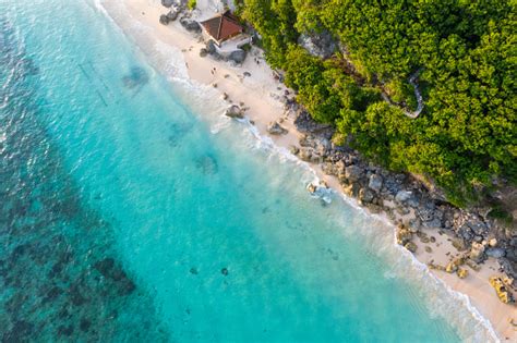 발리 위에서 해변 장면 다채로운 해변 우산과 푸른 투명 바다 0명에 대한 스톡 사진 및 기타 이미지 0명 경관 공중 뷰 Istock