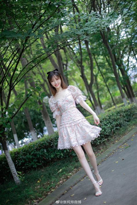 贤者色者 on Twitter 这骚货明明知道有那么多人意淫她的美脚依然乐此不疲地露脚这是为什么呢