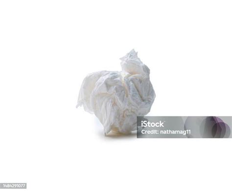 클리핑 경로가 있는 흰색 배경에 격리된 화장실이나 화장실에서 사용한 후 이상한 모양의 나사 또는 구겨진 티슈 페이퍼 또는 냅킨 0명에 대한 스톡 사진 및 기타 이미지