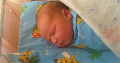 Вика седи в отделението и не знае как да каже на семейството си че