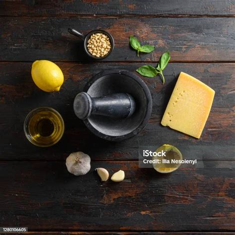 나무 판자 배경 파르메산 치즈 바질 잎 소나무 견과류 올리브 오일 텍스트 광장마늘 박격포 상단 보기 공간 위에 페스토 재료 건강한 식생활에 대한 스톡 사진 및 기타 이미지