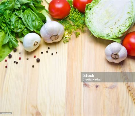 바질과 양상추와 딜 토마토 및 잘라 양배추와 마늘 고추 완두콩 나무 배경에 근처 다발에 대한 스톡 사진 및 기타 이미지 다발 딜 허브 러시아 Istock