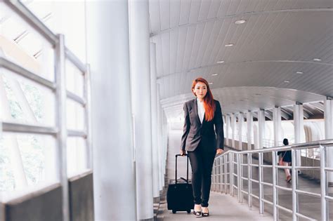 아시아 사업가 수하물을가지고 걸어가 플랫폼 방법비즈니스 여행 및 사람들이 개념을 통 공항에 대한 스톡 사진 및 기타 이미지 공항 여자 사업가 가득 찬 Istock
