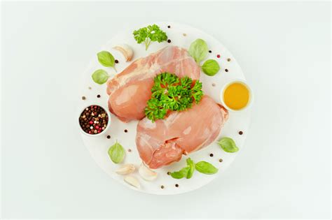 회색 배경에 신선한 허브가 있는 신선한 생 껍질 없는 닭 허벅지 고기 복사 공간 Ogranic 음식 건강한 식생활 음식 개념입니다 평면도 소매용 식품 0명에 대한 스톡 사진
