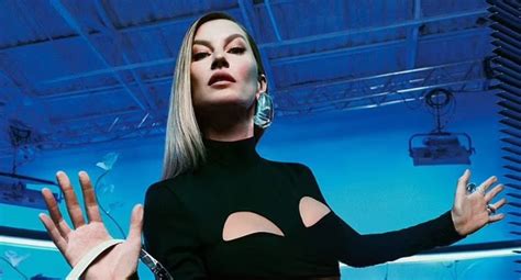 Gisele Bündchen strips naked in skimpy outfits as she walks around an aquarium for a shoe brand