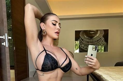 Модель Playboy разделась до нижнего белья перед фанатами | MigNews ...