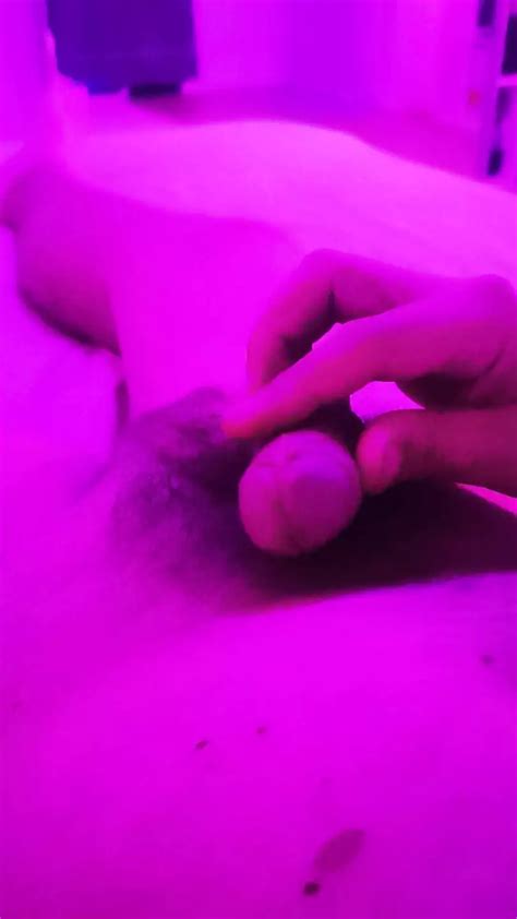 抚摸并玩弄阴毛 Xhamster