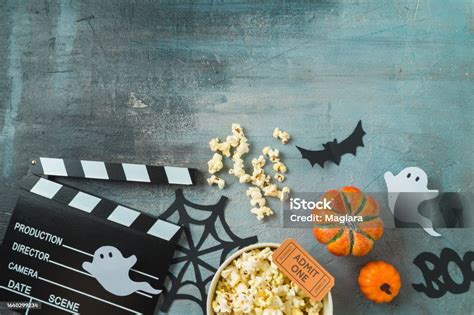 공포 영화의 밤과 할로윈 파티 컨셉에는 팝콘 호박 영화 클래퍼 보드가 어두운 배경에 있다 평면도 평지 가을에 대한 스톡 사진 및 기타 이미지 Istock