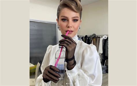 دختر پشت پنجره ترکیه که از جنس مخالف می ترسید عکس