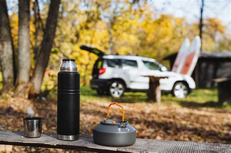 고요한 숲이 우거진 지역에는 트렁크를 활짝 벌린 흰색 Suv가 주차되어 있어 주변의 나무와 식물 사이에서 쉽게 눈에 띄어 독특한