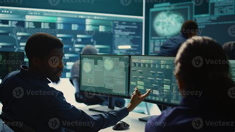 Gubernamental Hackers Trabajando Juntos En Digital Seguridad Y Ciber Defensa Medidas Atractivo